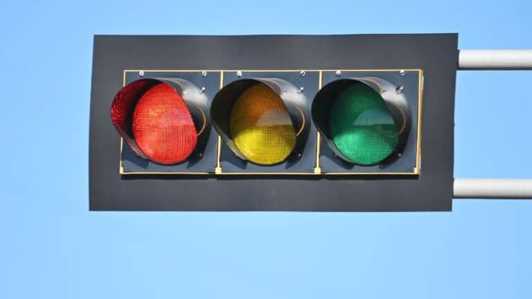 Entendiendo los semáforos: El papel de las señales rojo-amarillo-verde